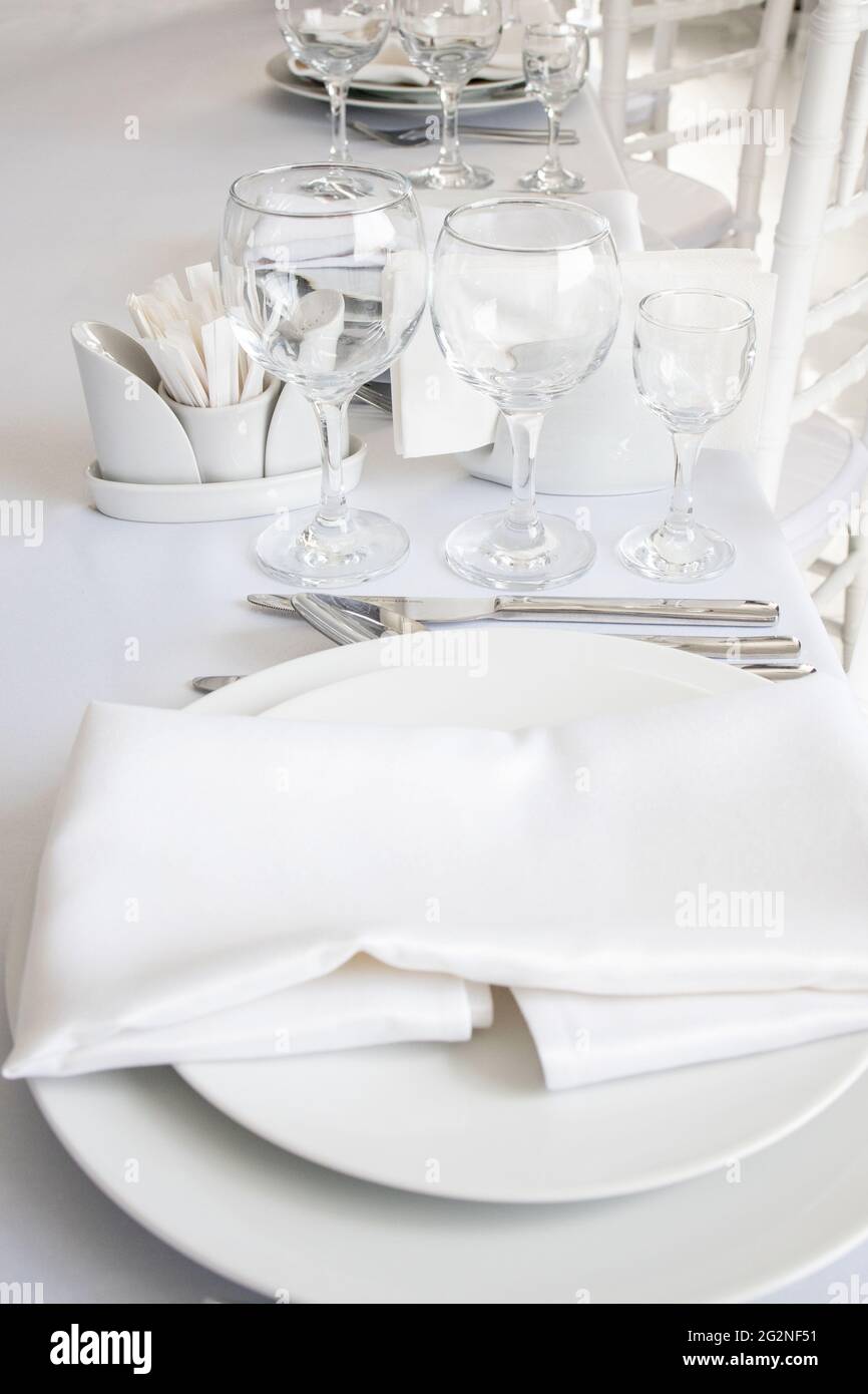 Empty dining table from above hi-res stock photography and images - Alamy