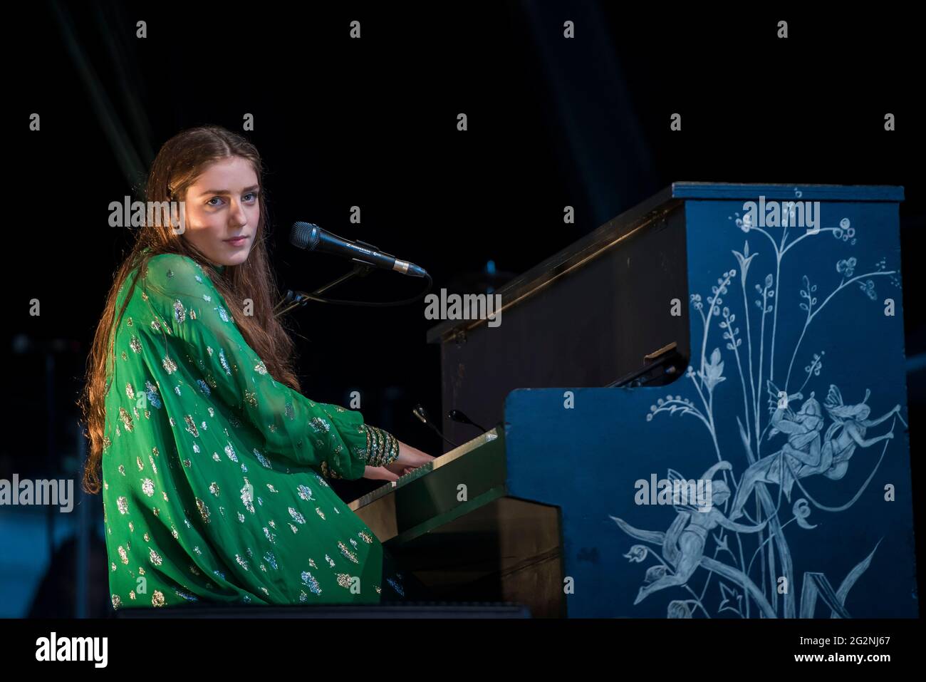 Birdy singer hi-res stock photography and images - Alamy