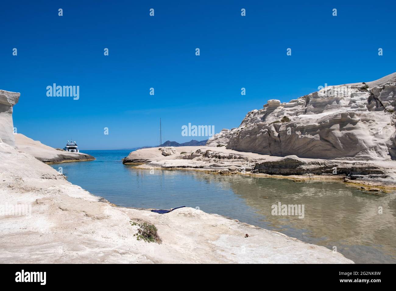 White rock cliff milos island hi-res stock photography and images - Alamy
