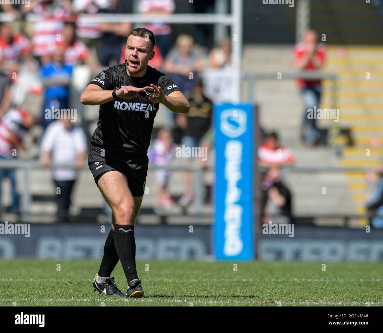 Referee tom grant hi-res stock photography and images - Alamy