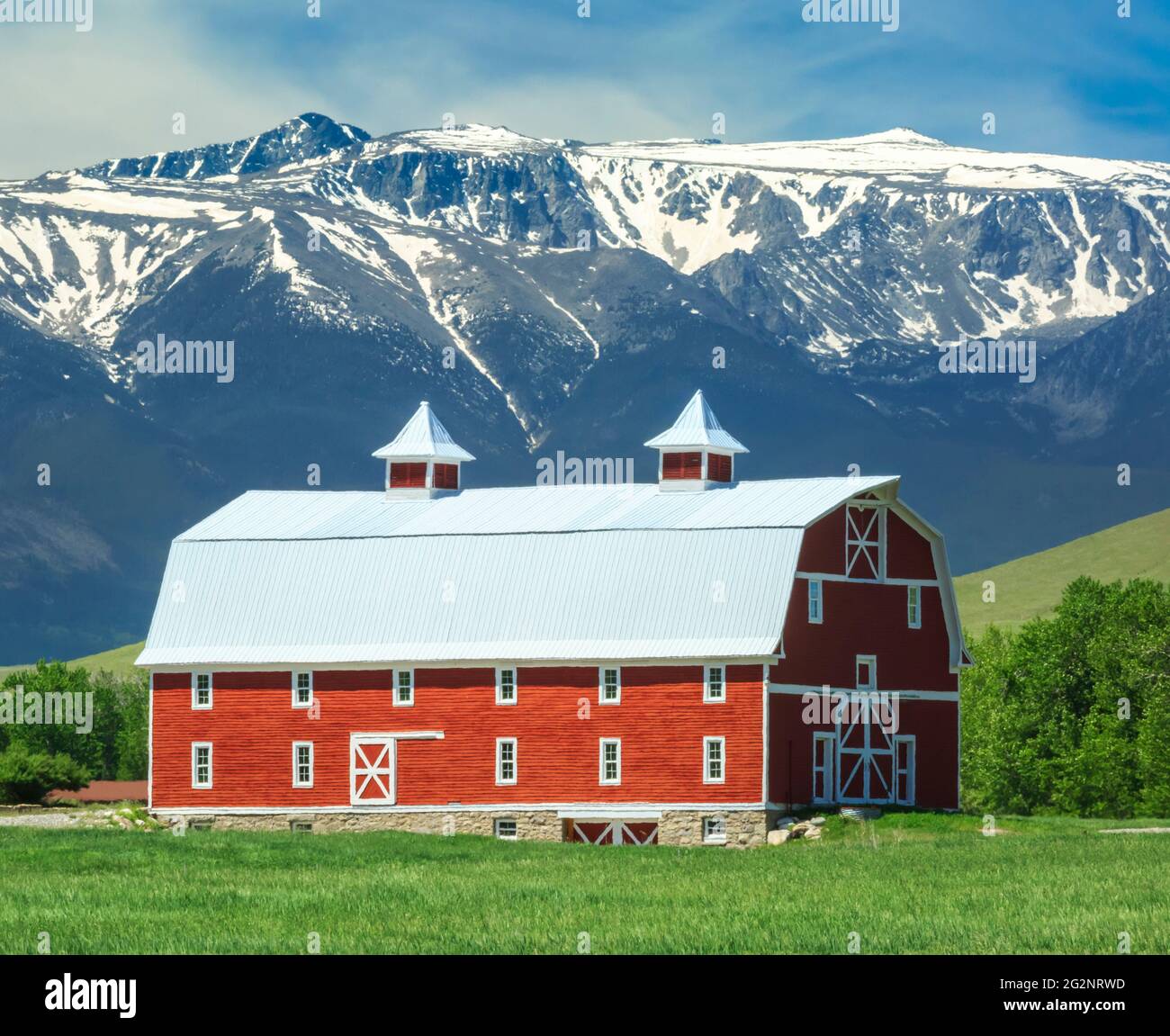 red barn below the beartooth mountains near absarokee, montana Stock Photo - Alamy