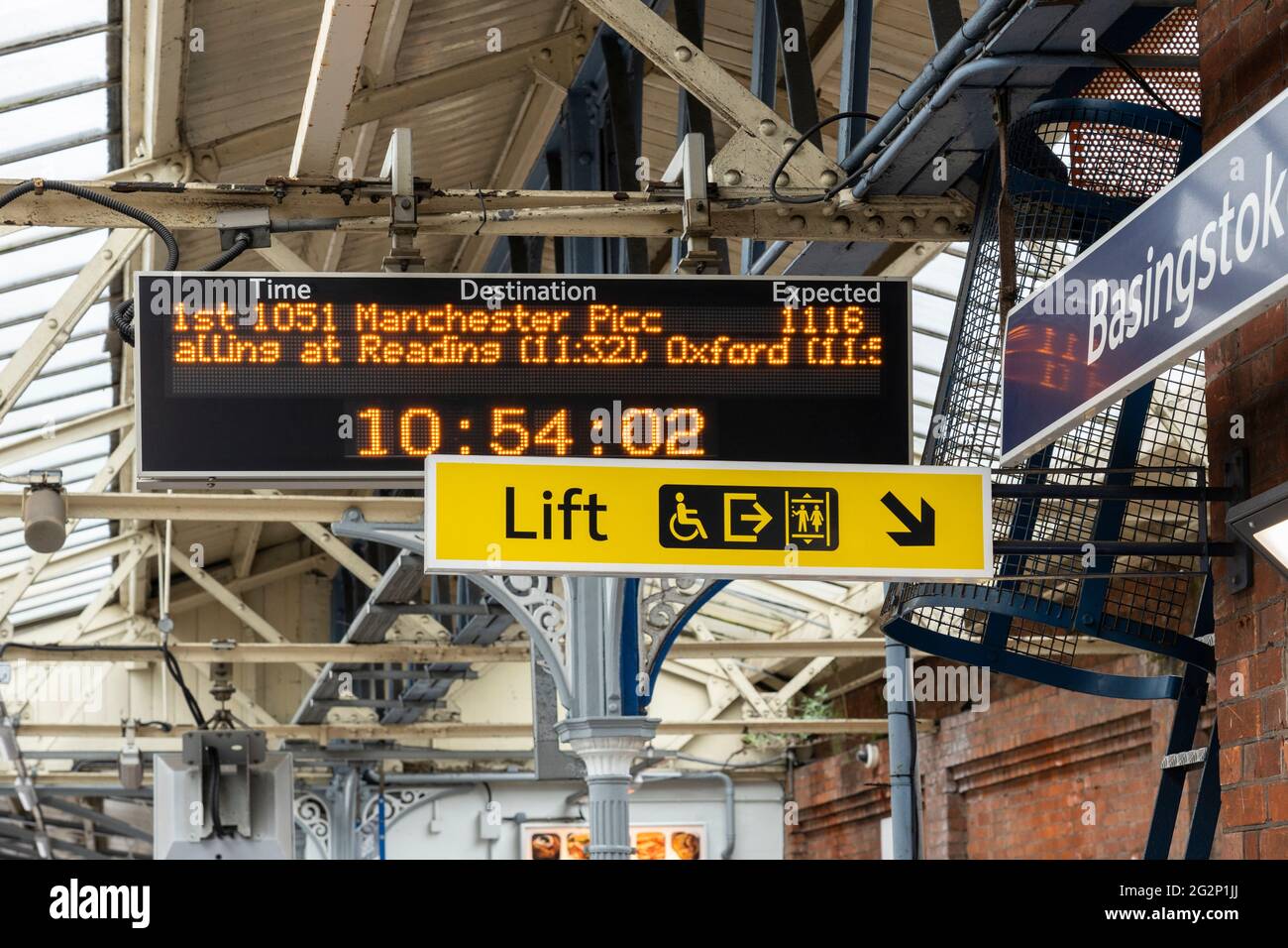 Train platform time sign uk hi-res stock photography and images - Alamy