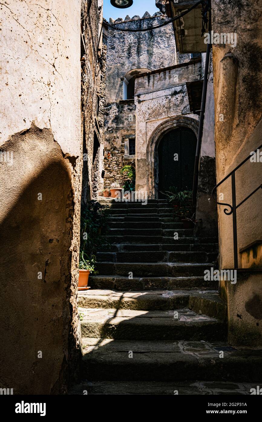 Castellabate, Salerno, Italy. Country lane with stairs and arch Stock ...