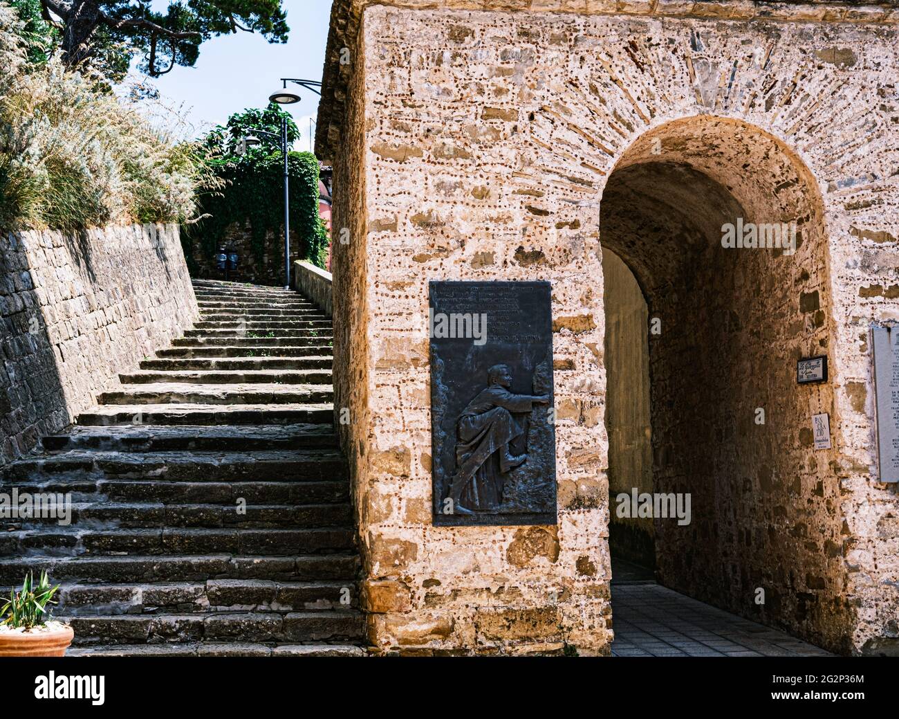 Castellabate, Salerno, Italy. Country lane with stairs and arch Stock ...