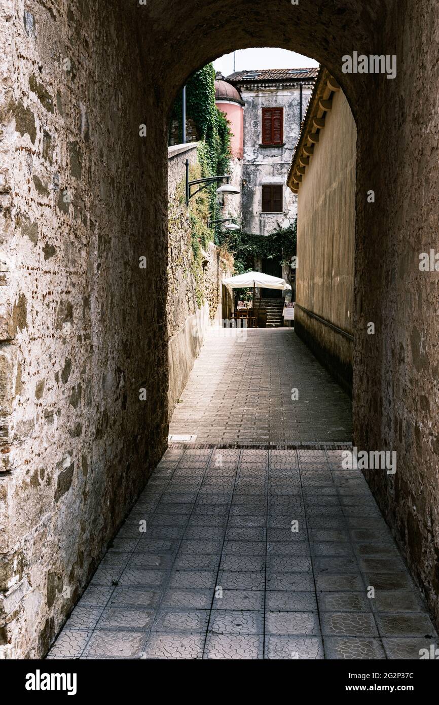 Castellabate, Salerno, Italy. Country lane with arch Stock Photo - Alamy