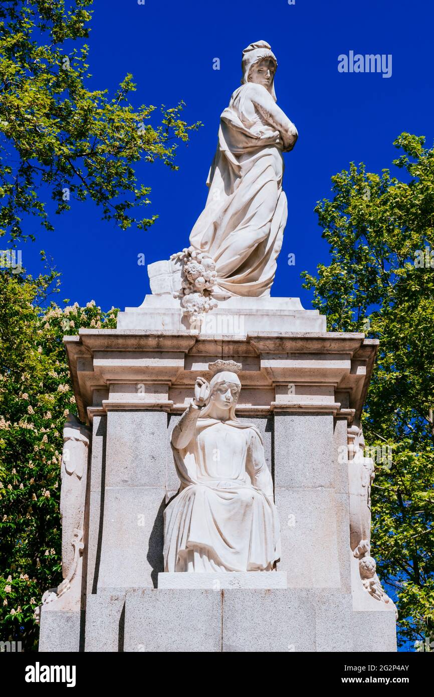 Detail. Seated statue of Isabel la Católica. Isabella I of Castile. The ...