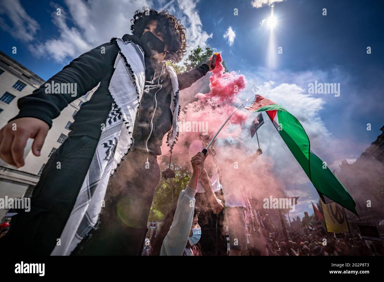 Two people fighting in crowd hi-res stock photography and images - Alamy