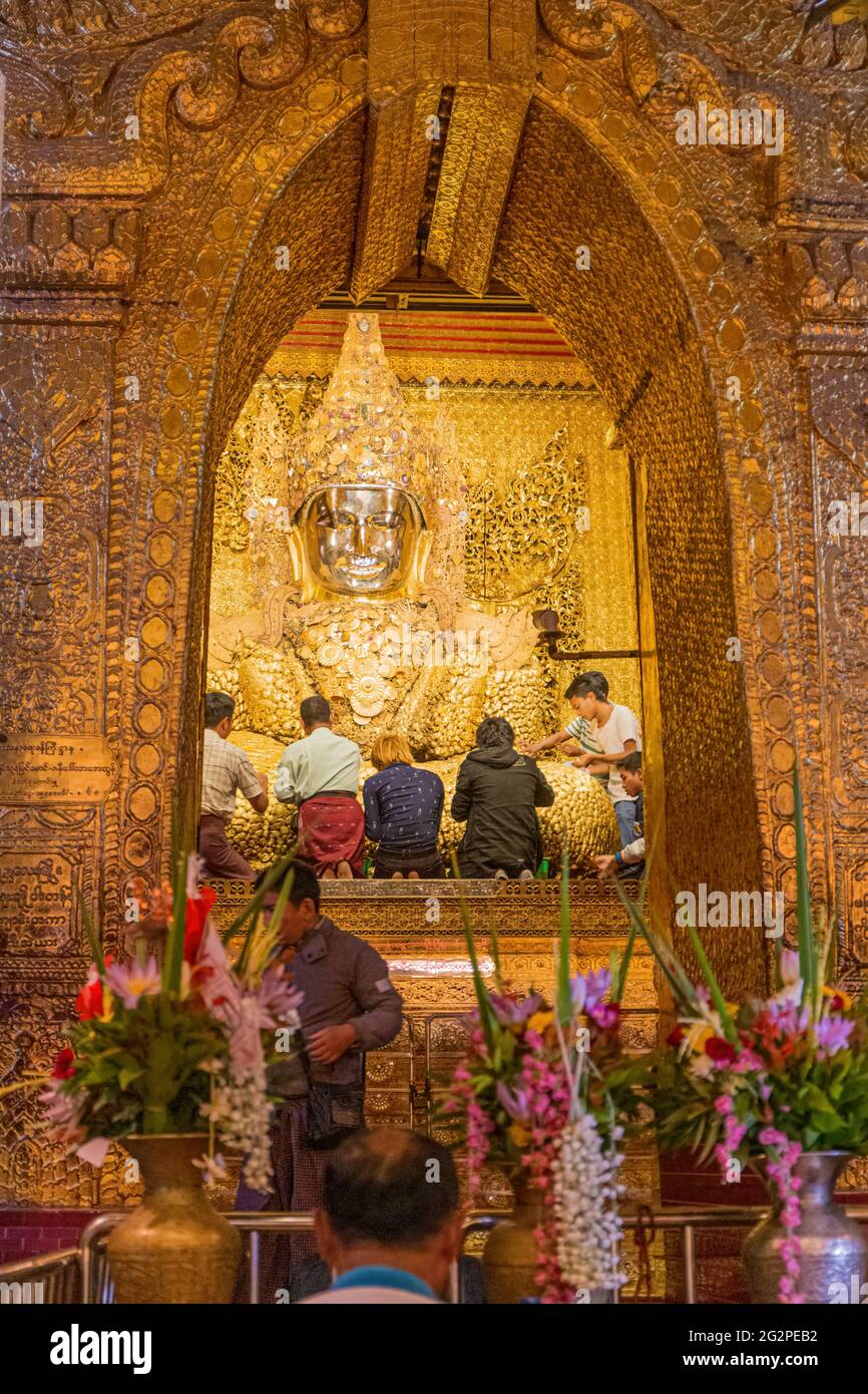 MANDALAY, MYANMAR - DEC 30, 2017: Mahamuni Buddha at Mahamuni temple ...