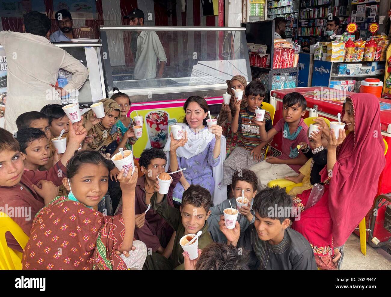 Homeless child karachi hi-res stock photography and images - Alamy