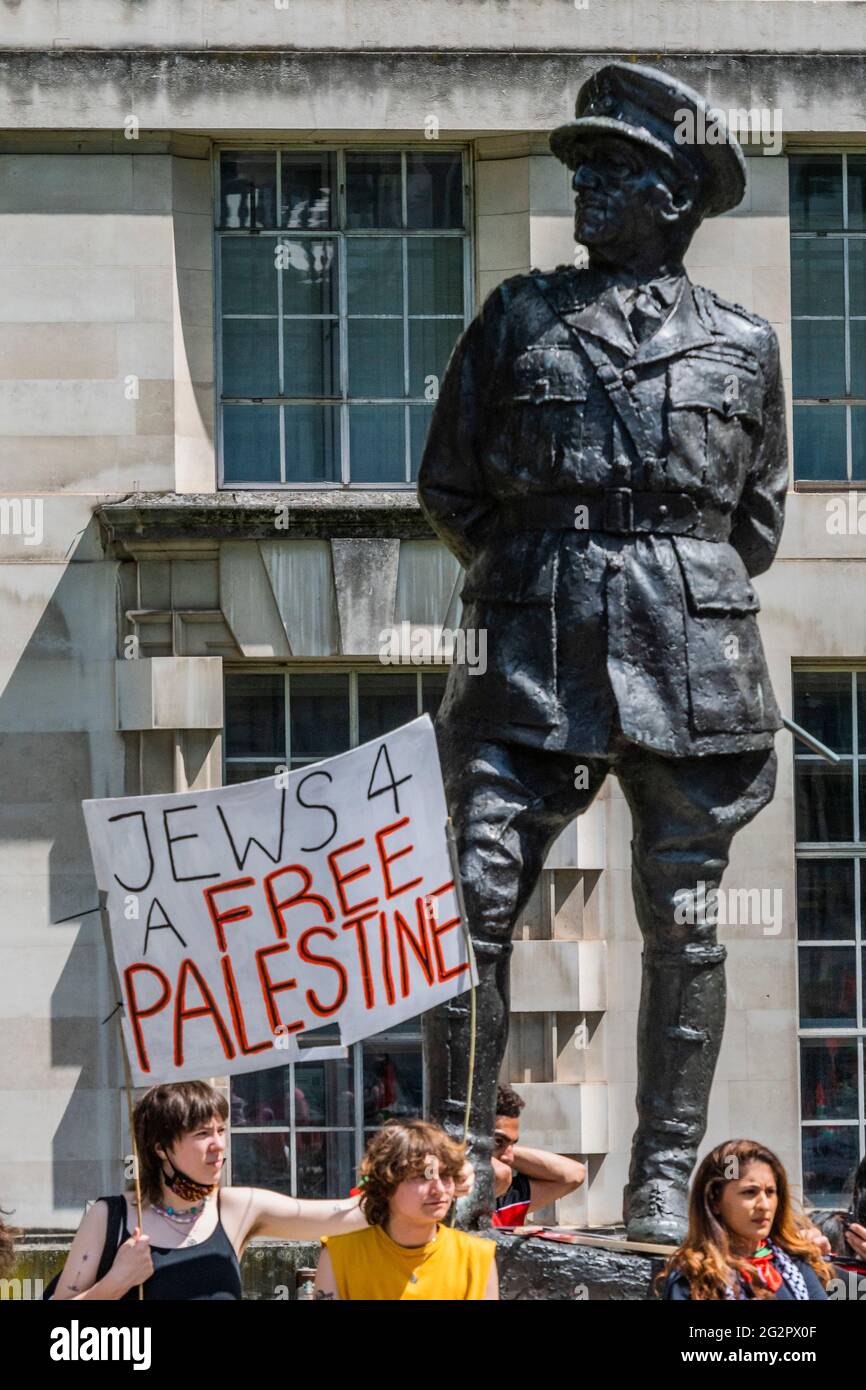 War supporters hi-res stock photography and images - Alamy