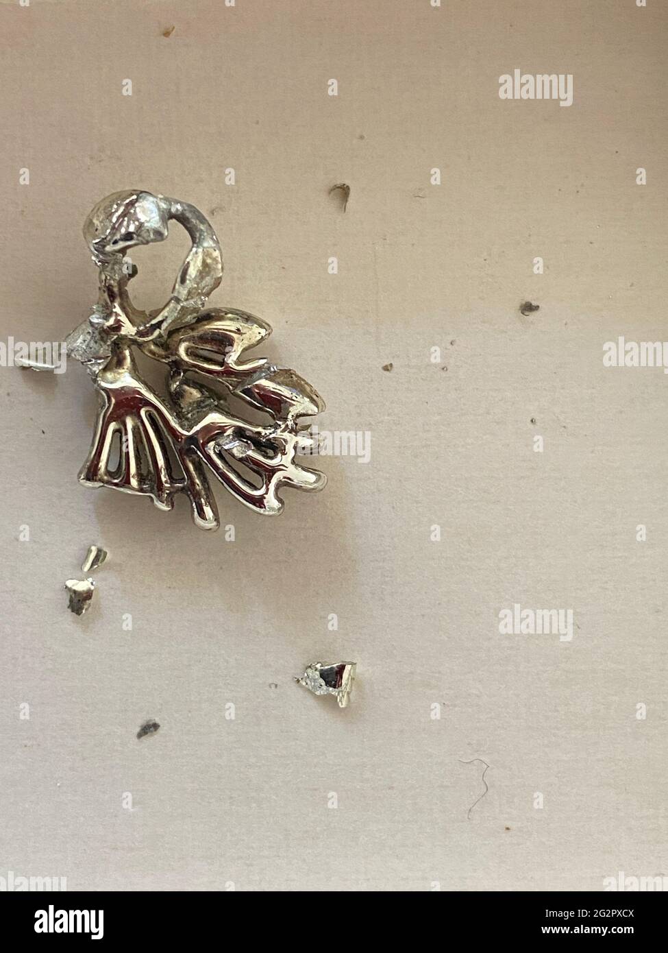 rhodium plated plating jewelry with rhodium surface chipped and flakes ...