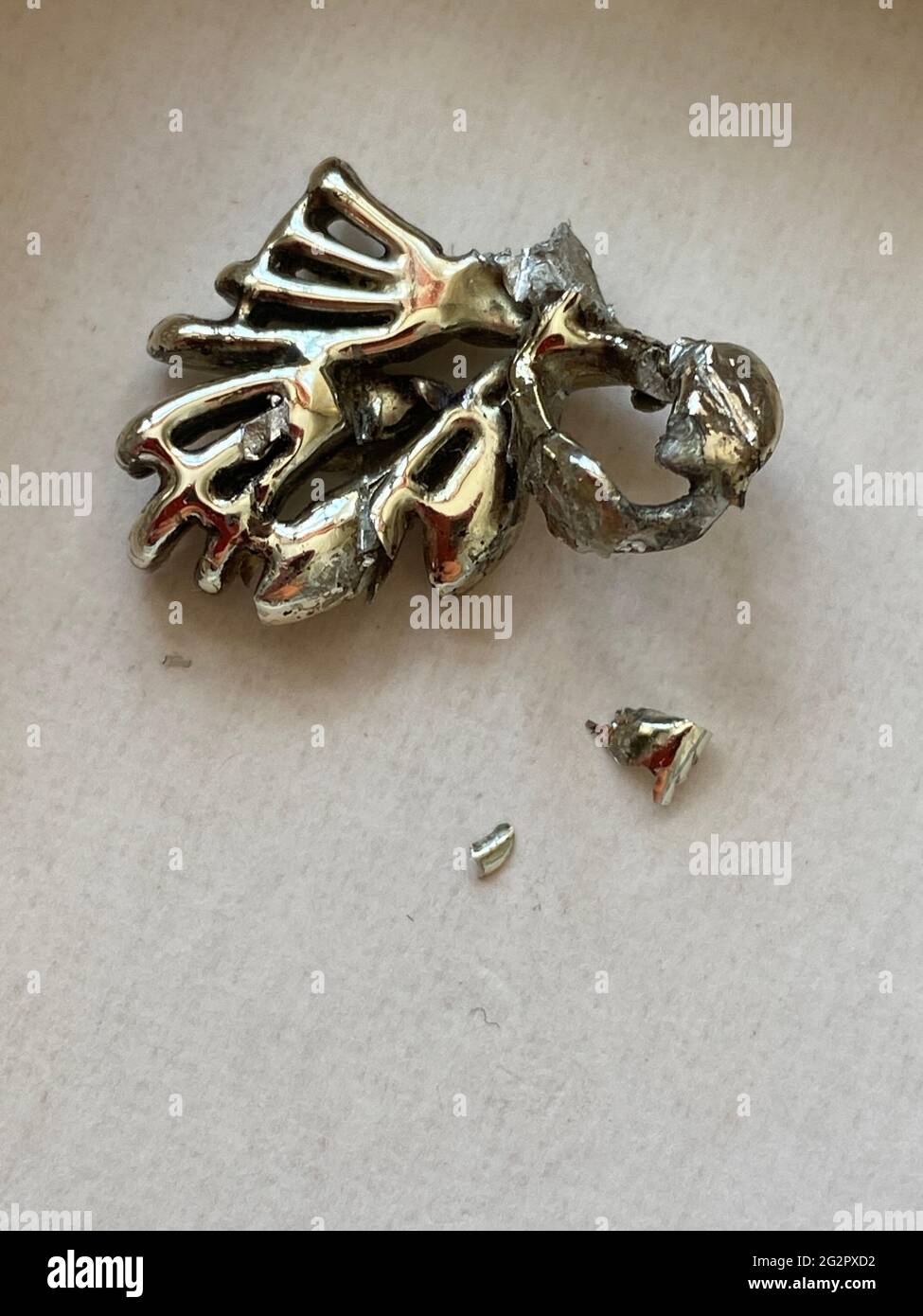 rhodium plated plating jewelry with rhodium surface chipped and flakes ...