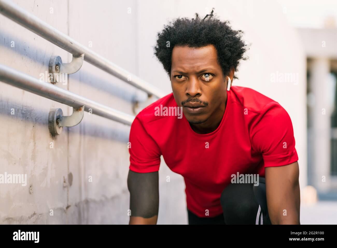 Runner start black man hi-res stock photography and images - Alamy