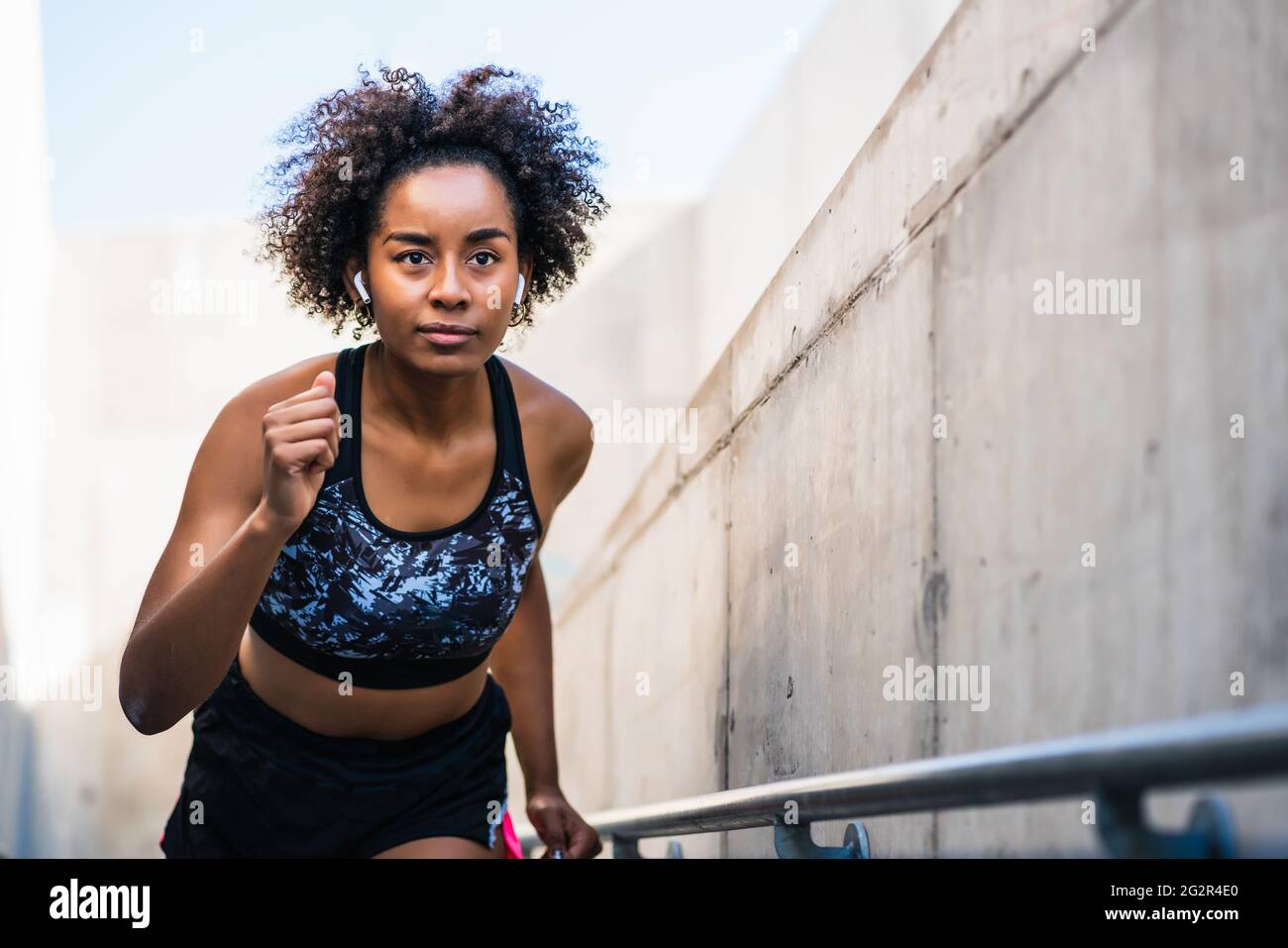 Afro athlete woman running outdoors Stock Photo - Alamy