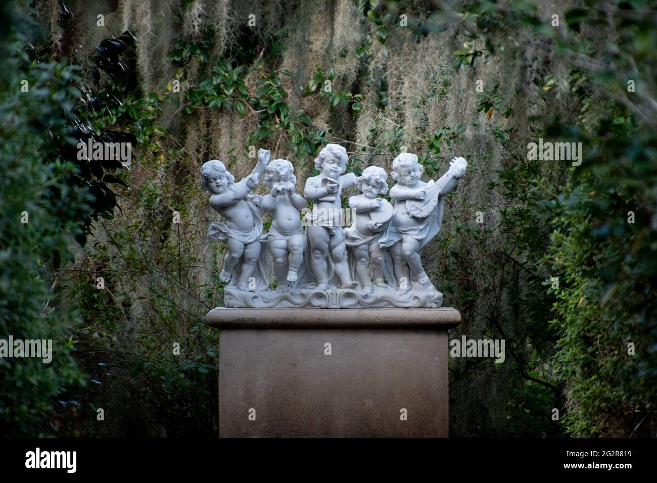 Garden stone statue angel angels hi-res stock photography and images ...