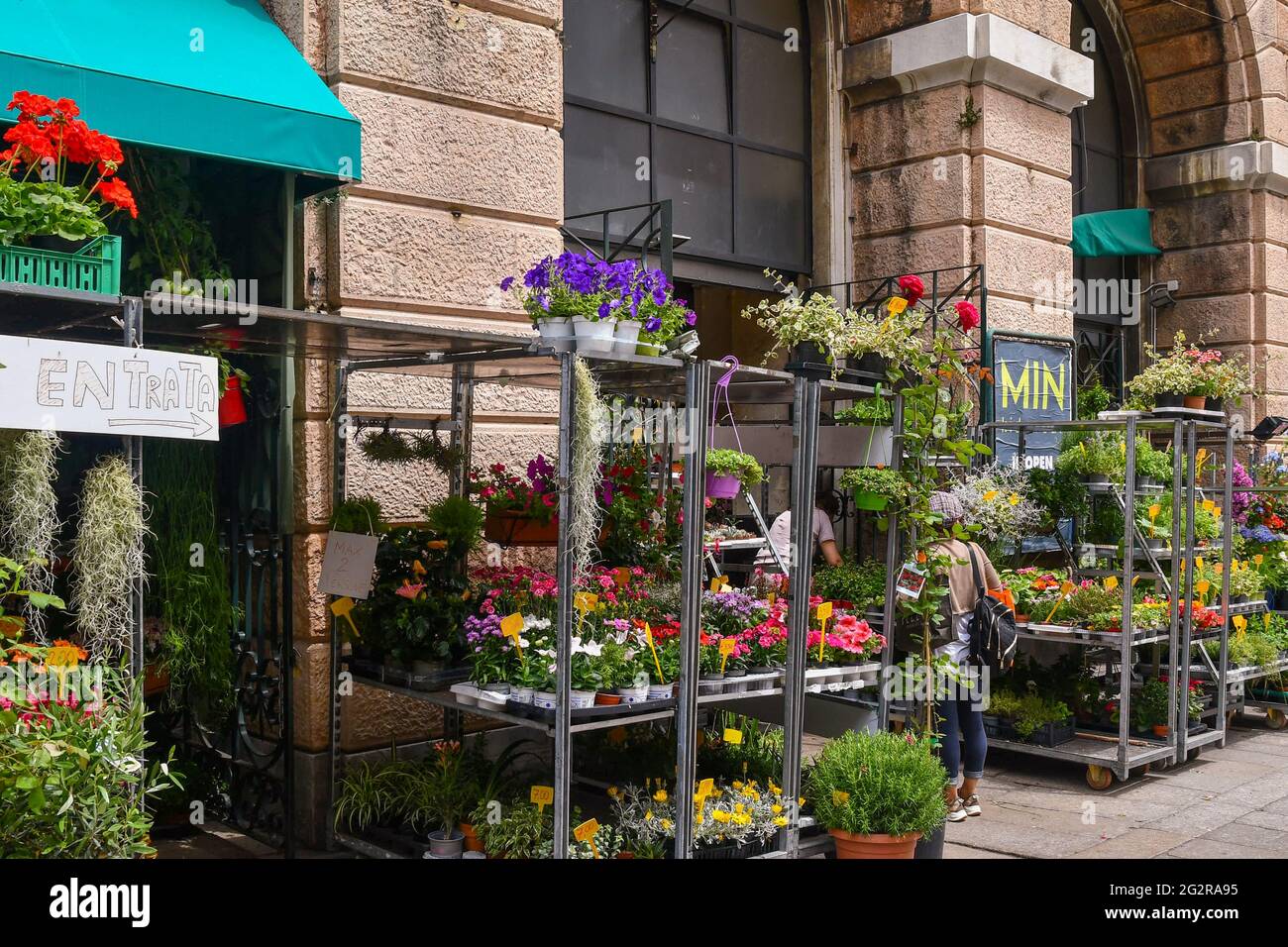 Flower shop exterior hi-res stock photography and images - Alamy