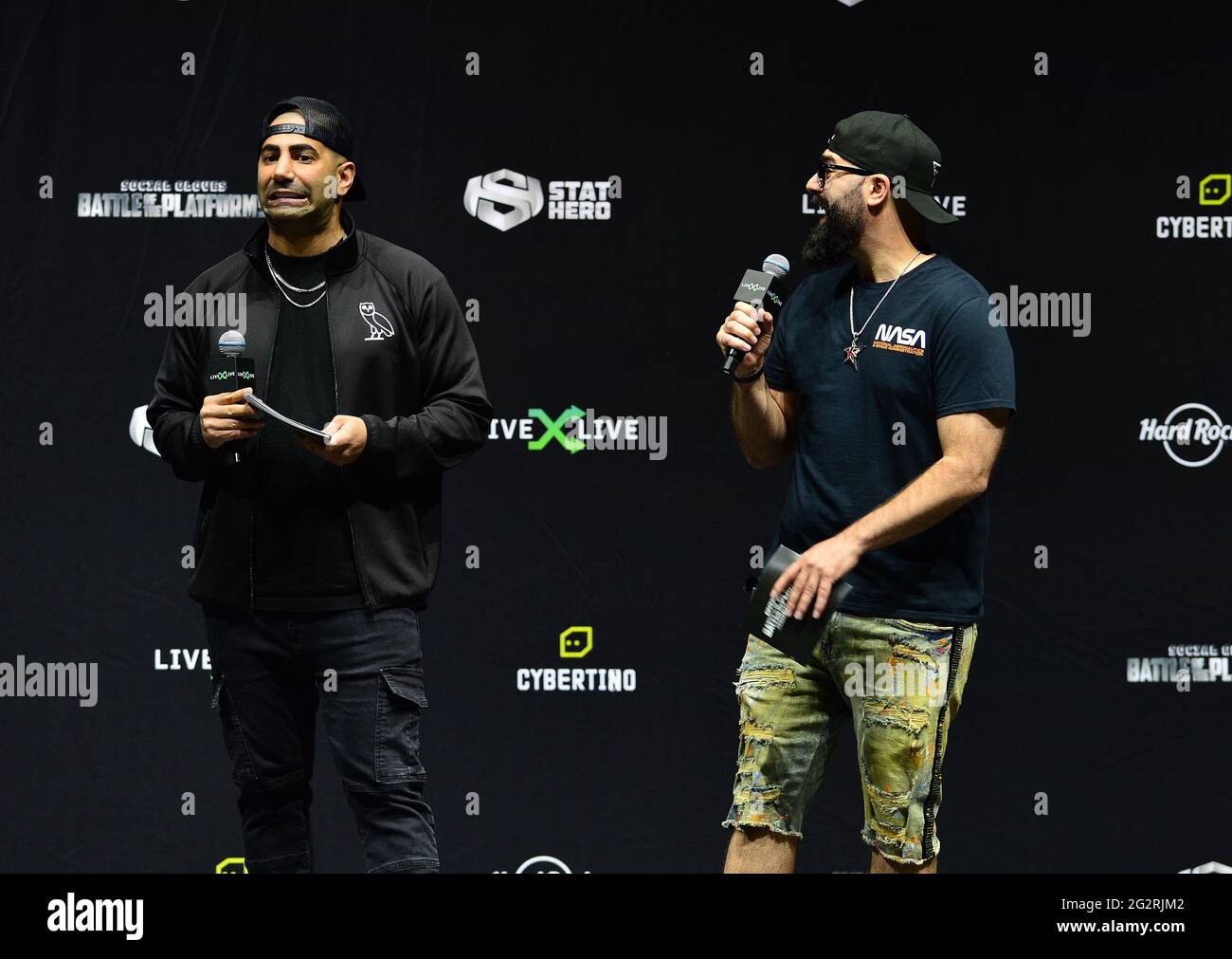 Battle of the platforms hi-res stock photography and images - Alamy