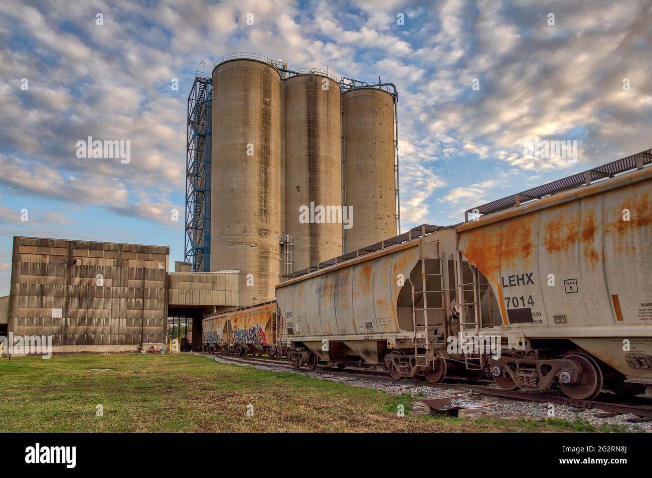 Tall cement silos hi-res stock photography and images - Alamy