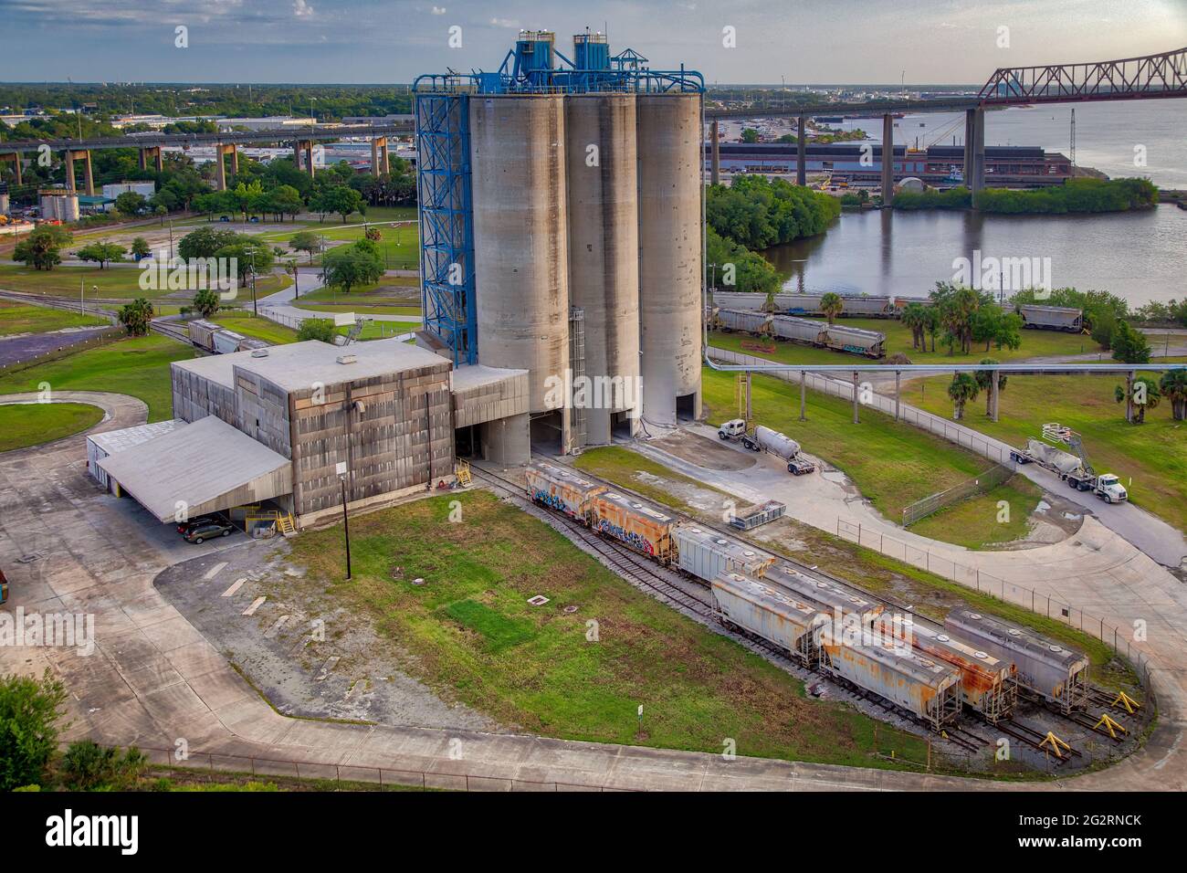 Tall cement silos hi-res stock photography and images - Alamy
