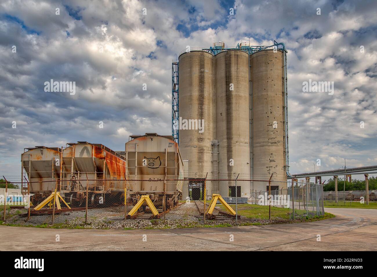 Cement silos hi-res stock photography and images - Alamy