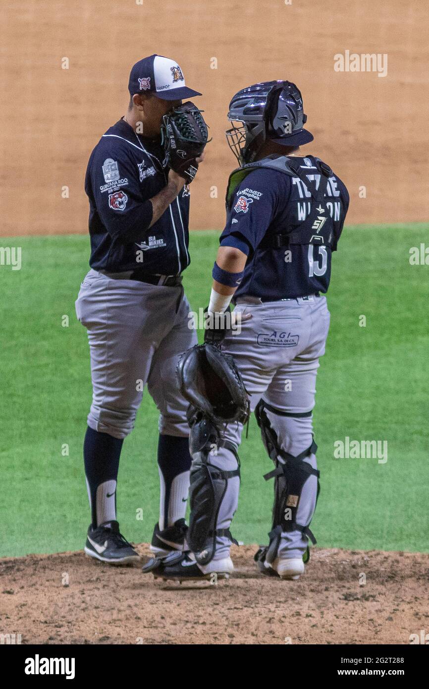 MEXICO CITY, MEXICO - JUNE 11: Alexis Wilson (13) and Felipe Hernandez ...