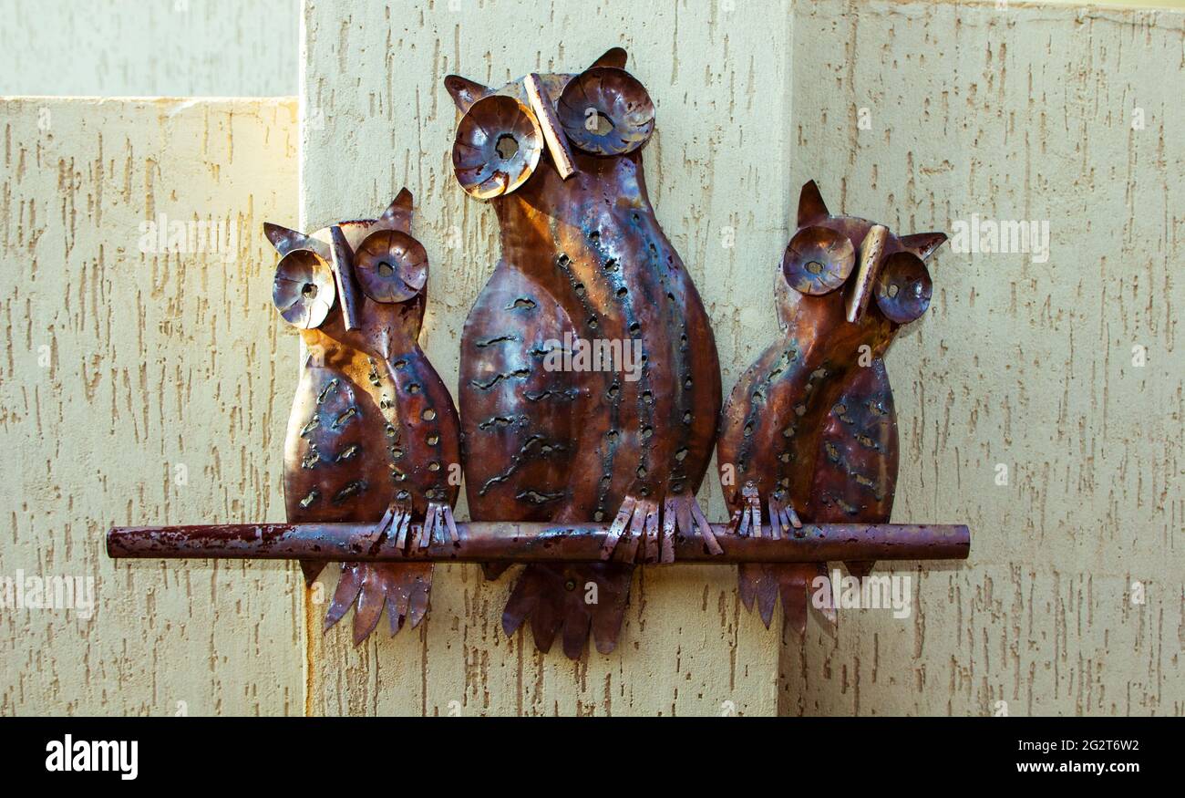 Metal owl hi-res stock photography and images - Alamy