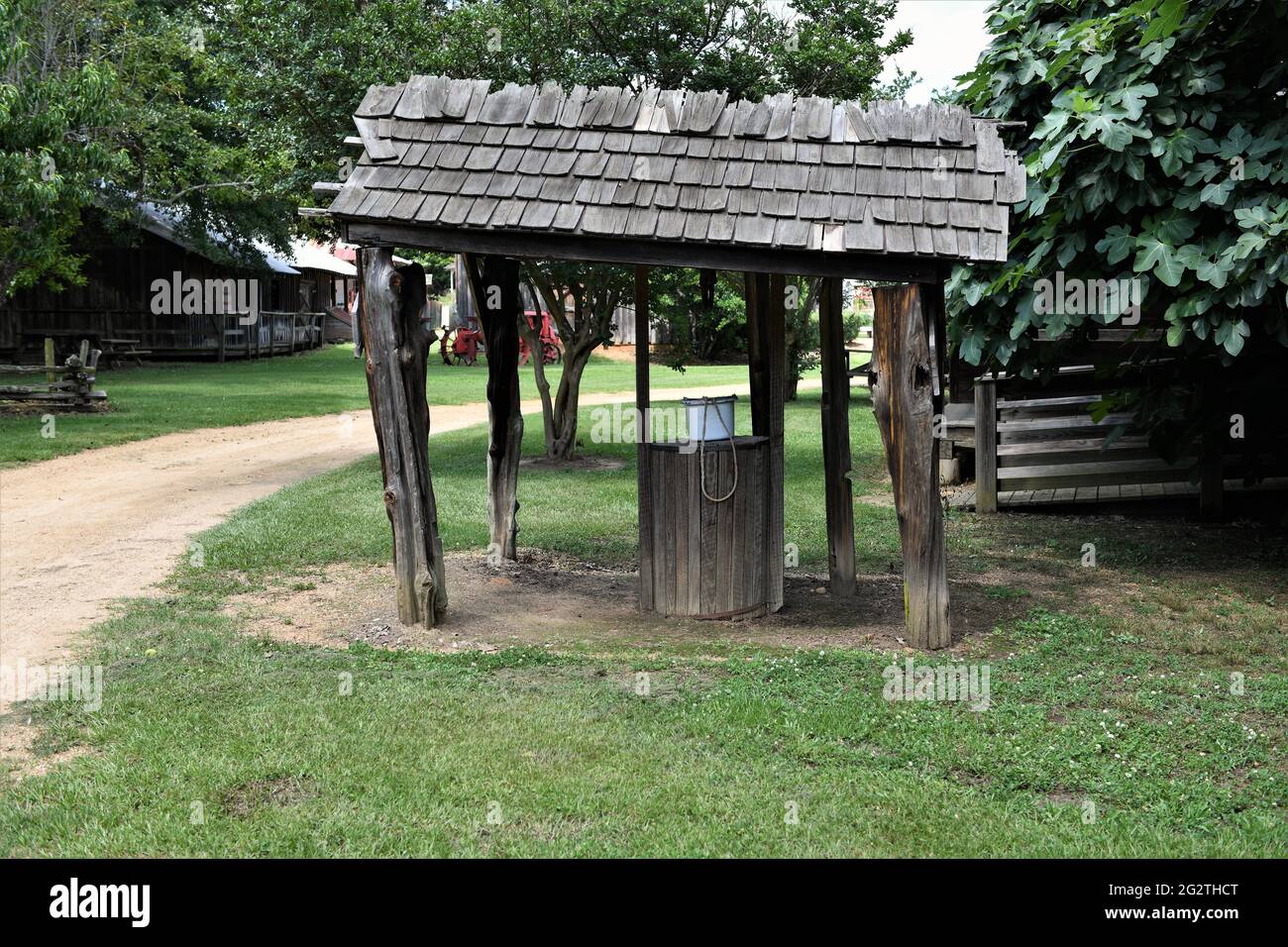 Well with roof hi-res stock photography and images - Alamy