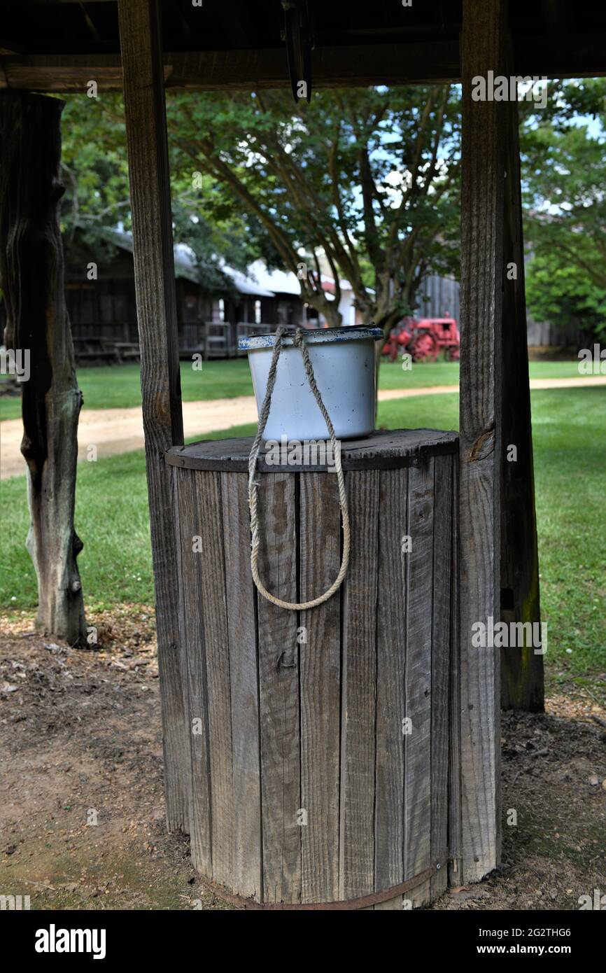 Well with roof hi-res stock photography and images - Alamy