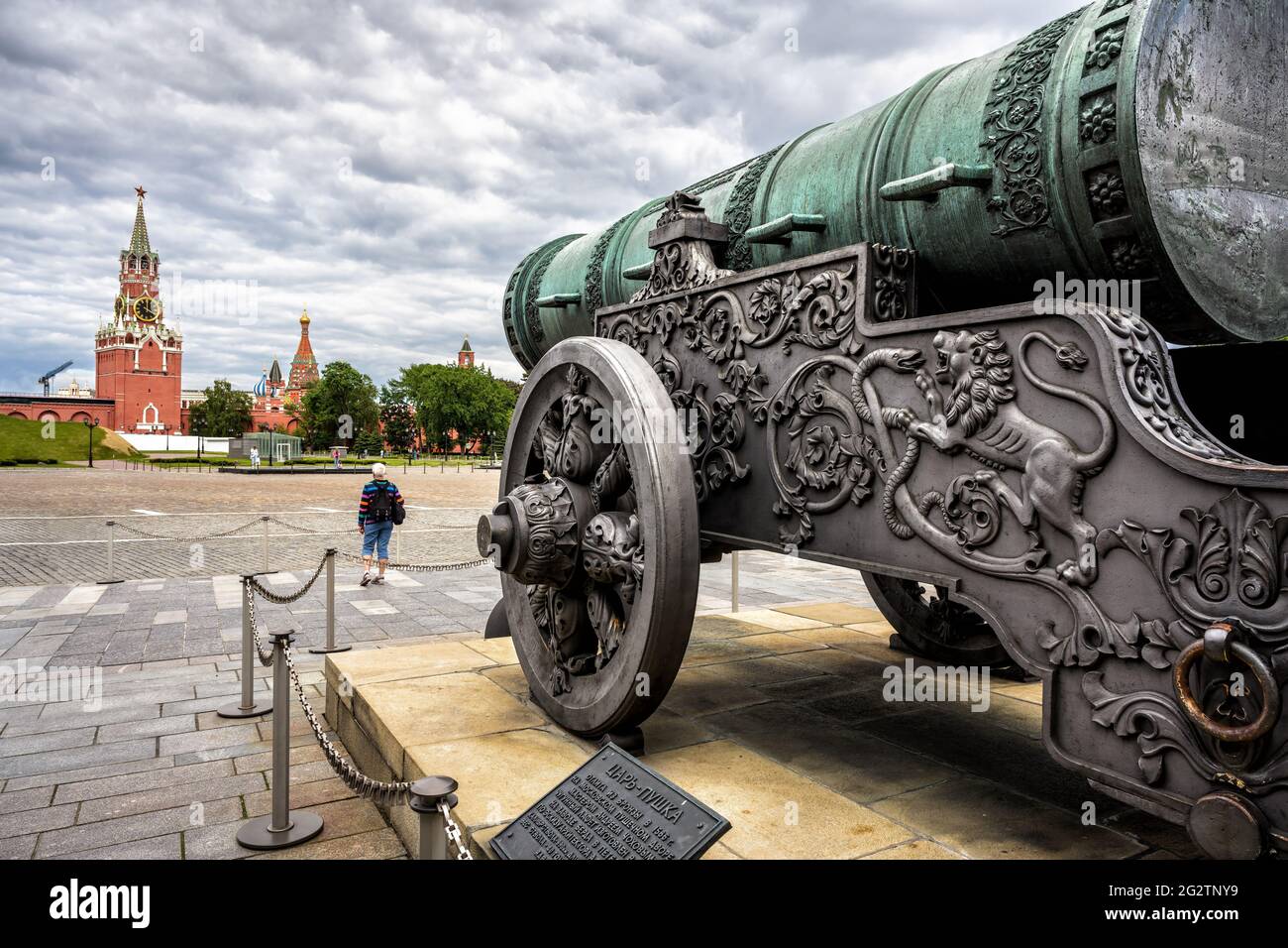Tsar Cannon or Tzar-Pushka (King of Cannons) overlooking Moscow Kremlin ...