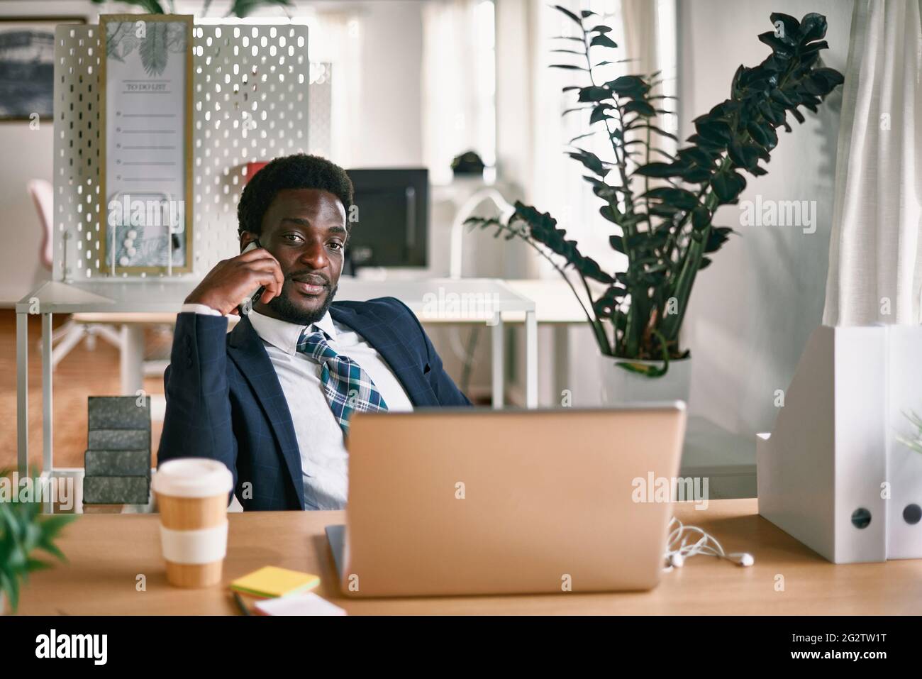 Employee on smartphone hi-res stock photography and images - Alamy