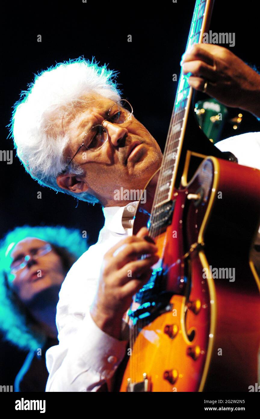 Jazz music larry coryell trio hi-res stock photography and images - Alamy