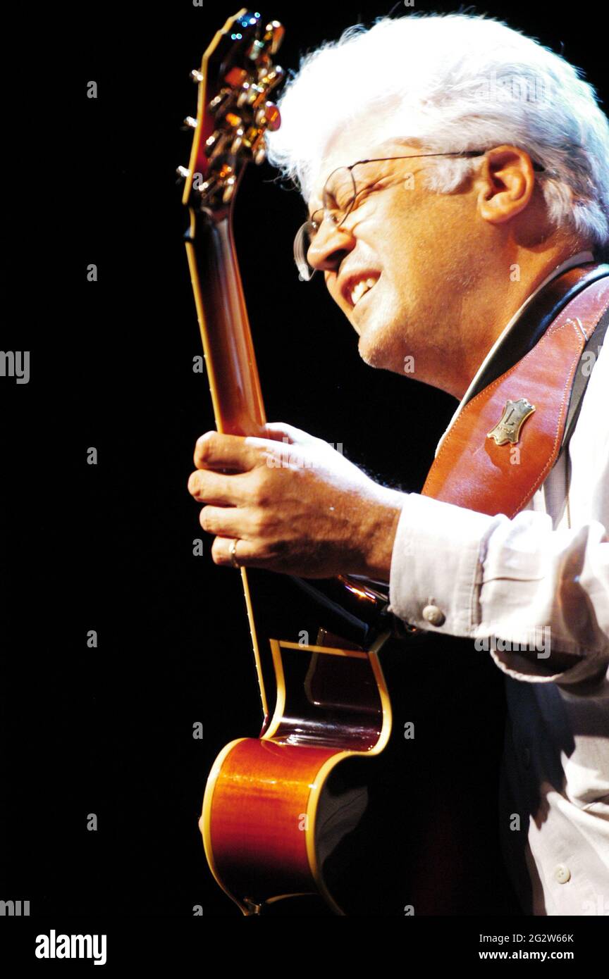 Jazz music larry coryell trio hi-res stock photography and images - Alamy