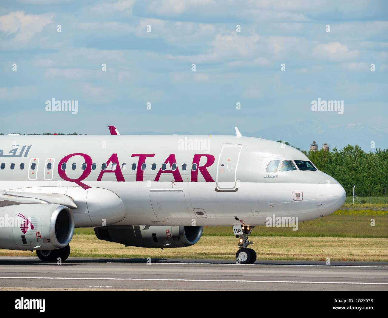 Qatar airways airbus a320 hi-res stock photography and images - Alamy