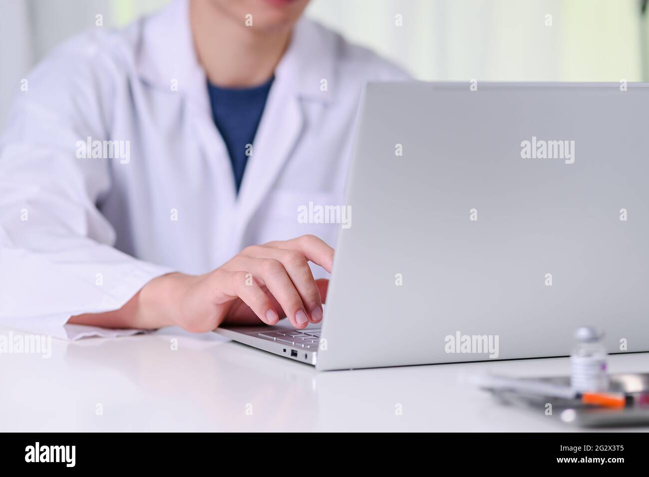 Doctor medical record computer hi-res stock photography and images - Alamy