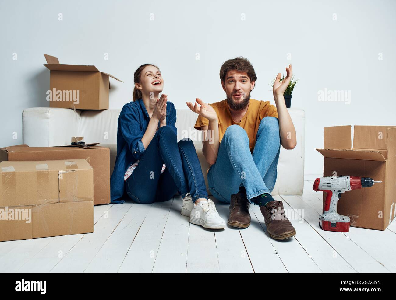 young couple boxes with things new housing family Stock Photo - Alamy