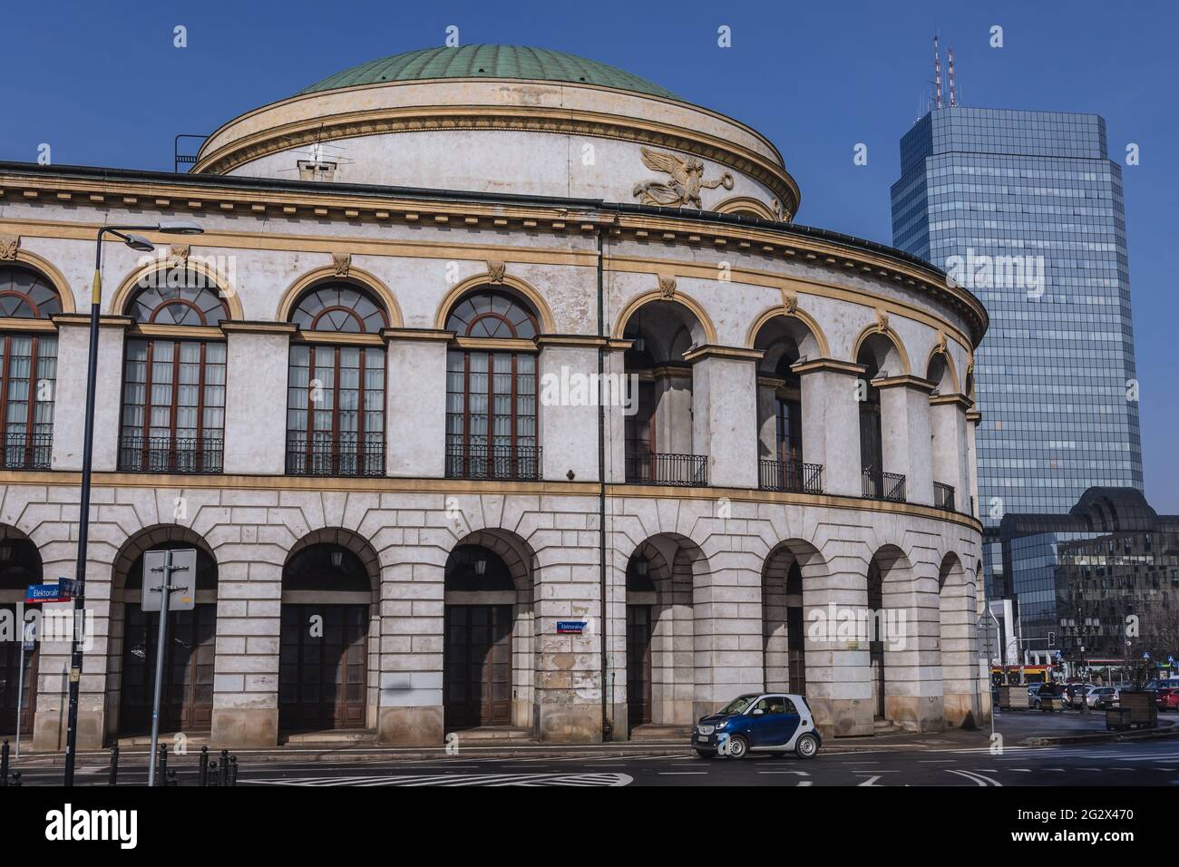 Bank square hi-res stock photography and images - Alamy