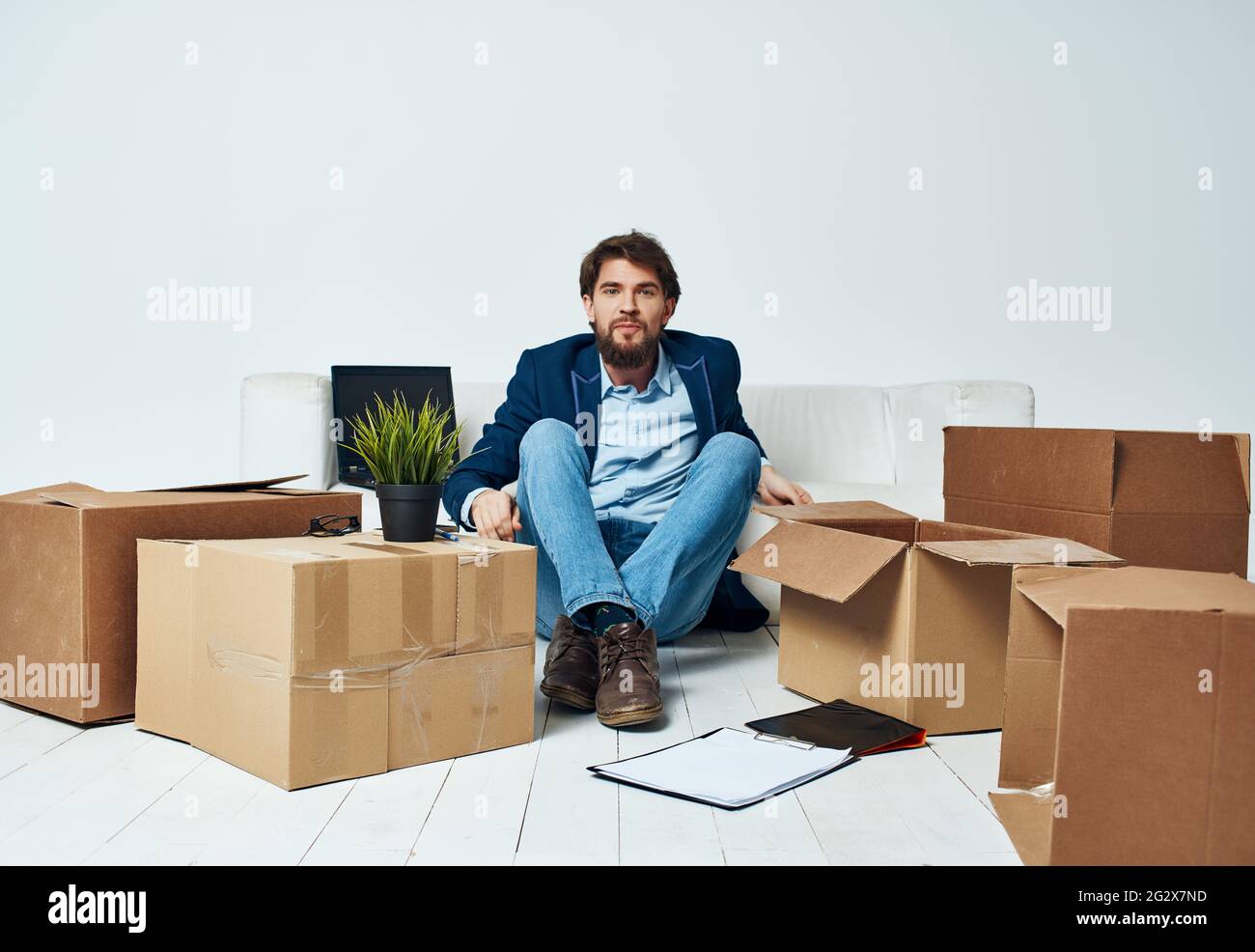 man office packing things moving new job professional Stock Photo - Alamy