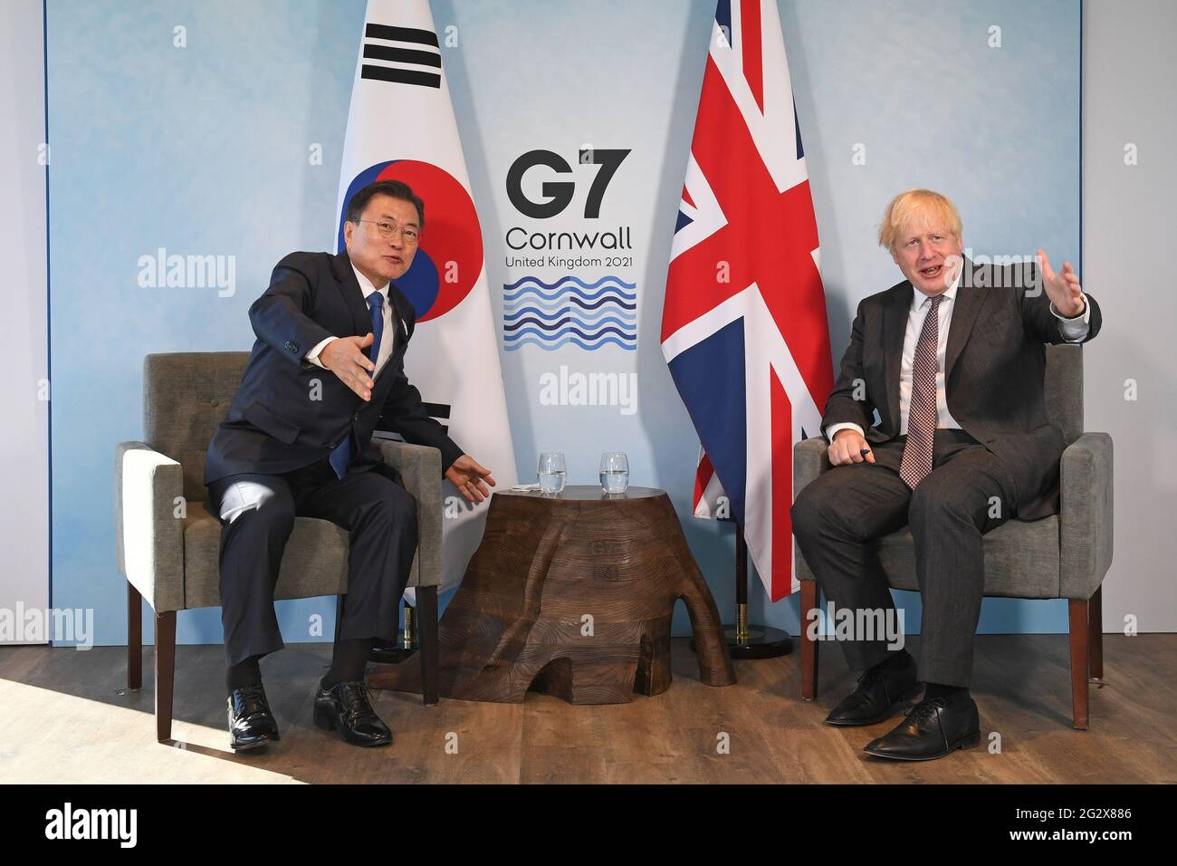 Prime Minister Boris Johnson (right) with South Korea's President Moon ...