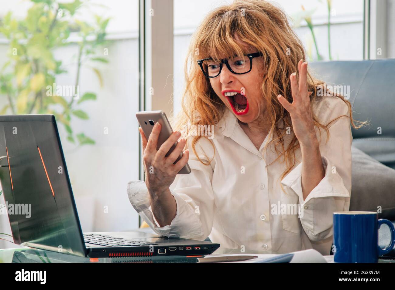 Screaming on the phone hi-res stock photography and images - Alamy