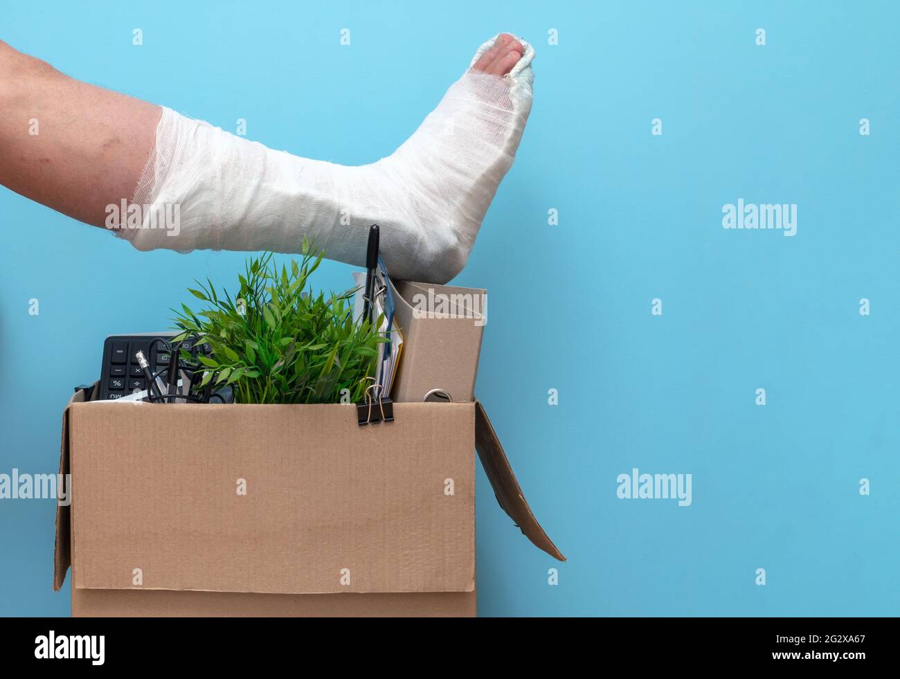 Leg in plaster hi-res stock photography and images - Alamy