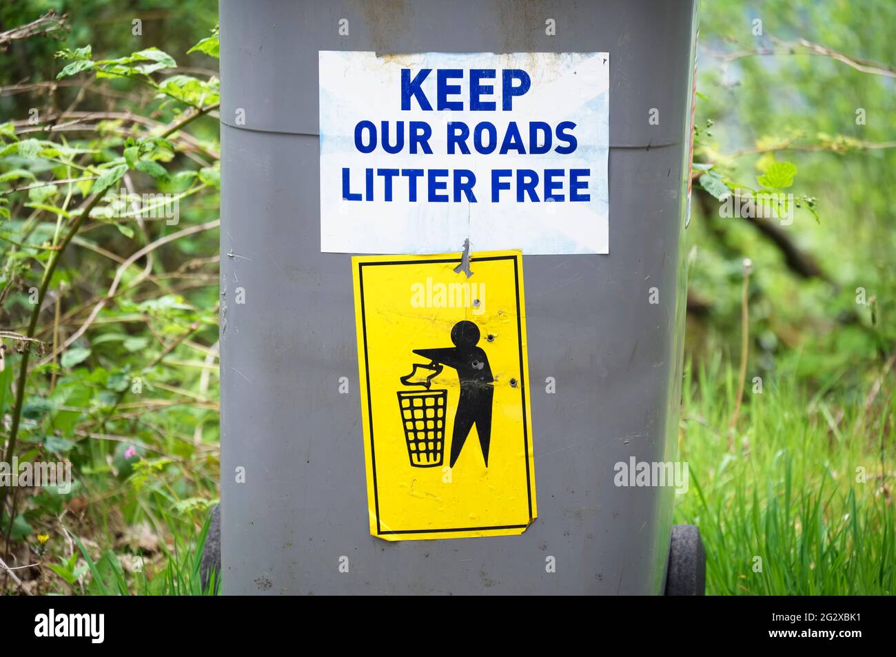 Keep roads litter free sign at roadside on wheelie bin Stock Photo - Alamy