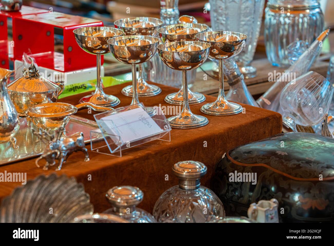 Flea market booth hi-res stock photography and images - Alamy