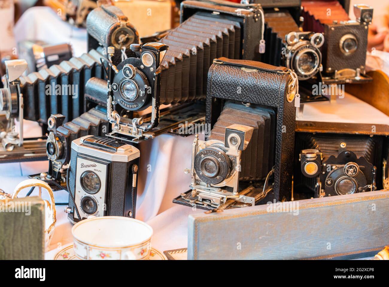 Retro art table folding hi-res stock photography and images - Alamy