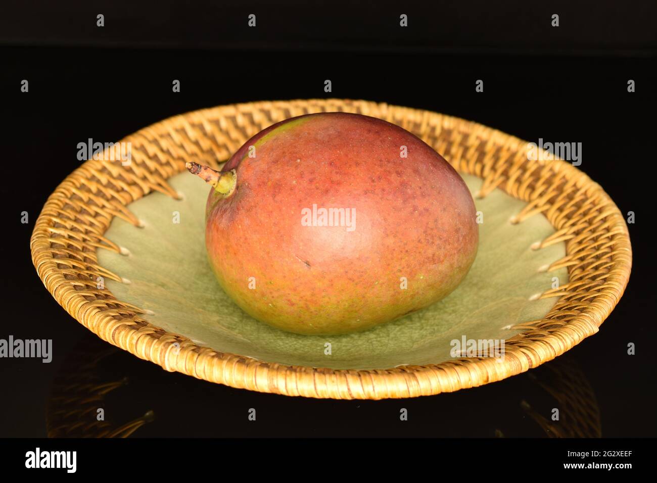 Close up one single mango hi-res stock photography and images - Alamy