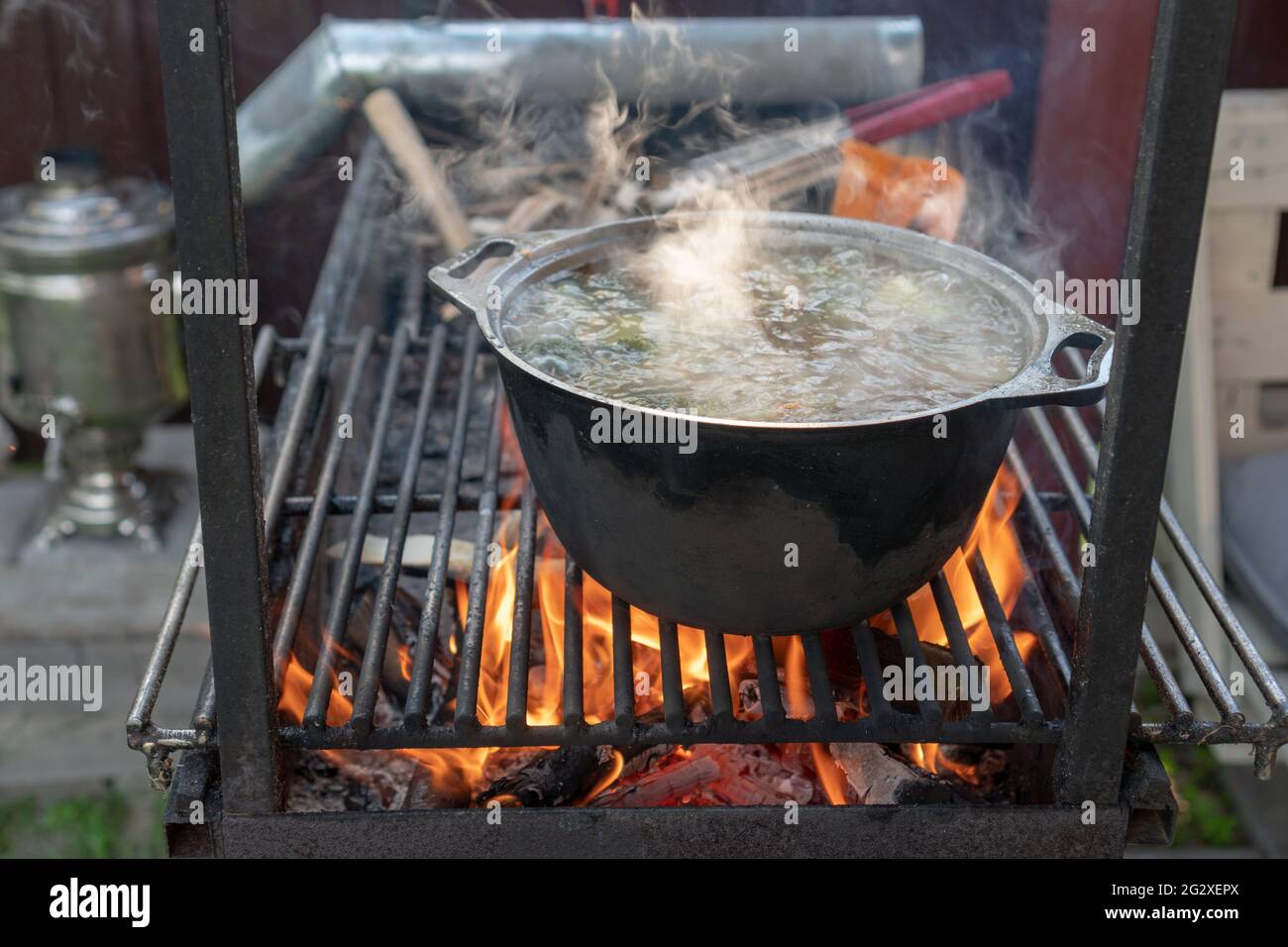 Bowler cooking food bonfire cauldron camp fire, pot Stock Photo - Alamy