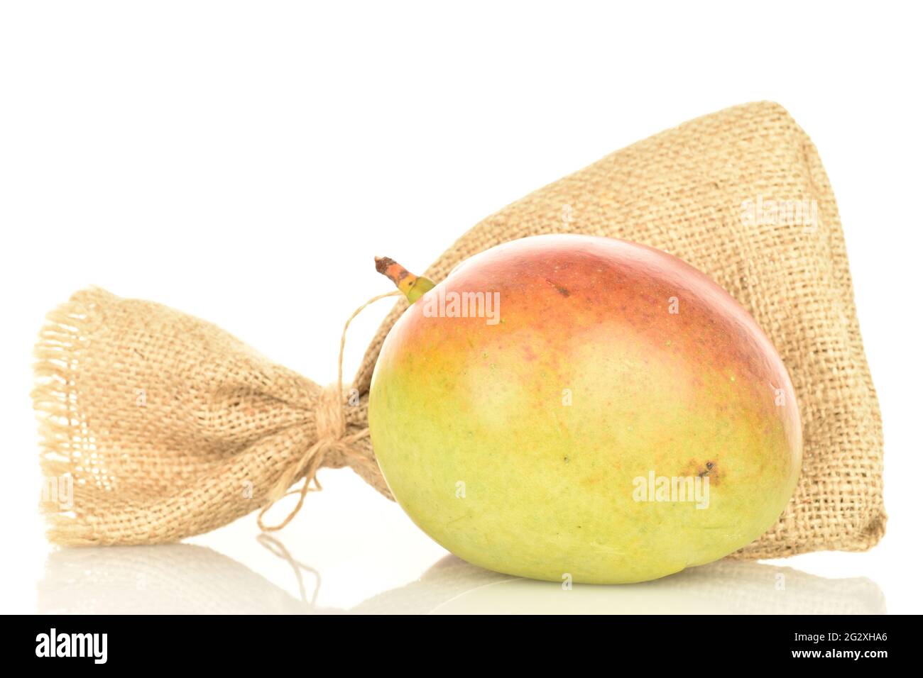 Close up one single mango hi-res stock photography and images - Alamy