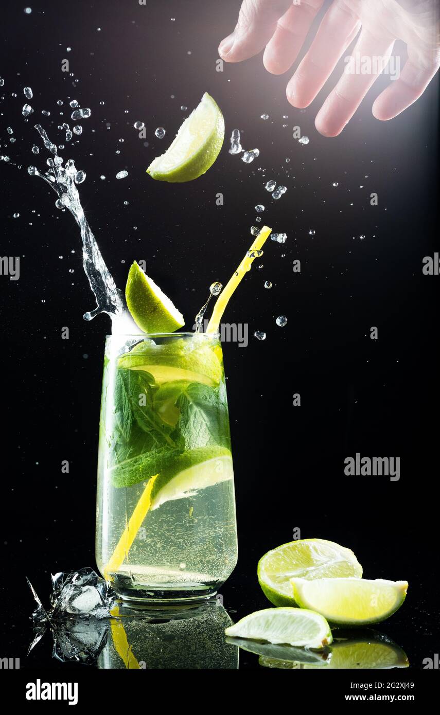 Itch in hand hi-res stock photography and images - Alamy