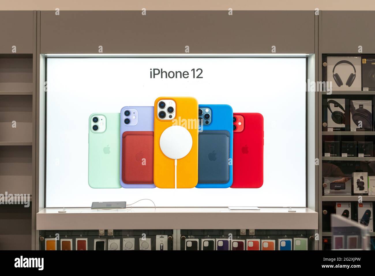 Iphone 12 advertising hi-res stock photography and images - Alamy