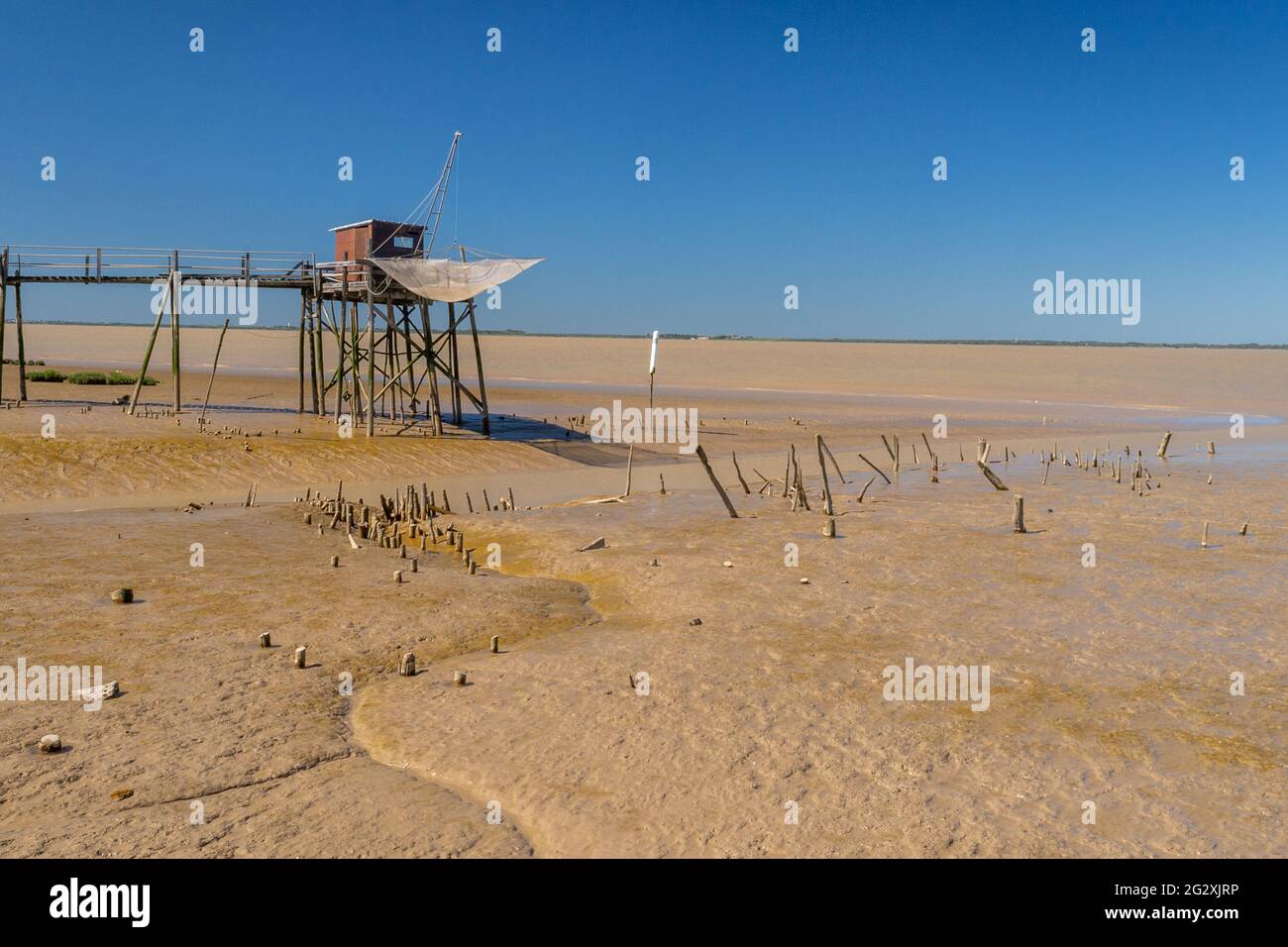 Traditional fishing hut on stilts on the shores of Gironde estuary ...