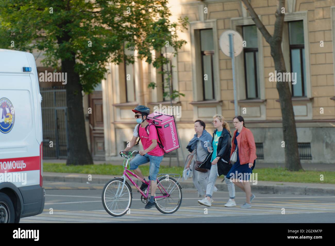 People with and without mask hi-res stock photography and images - Alamy